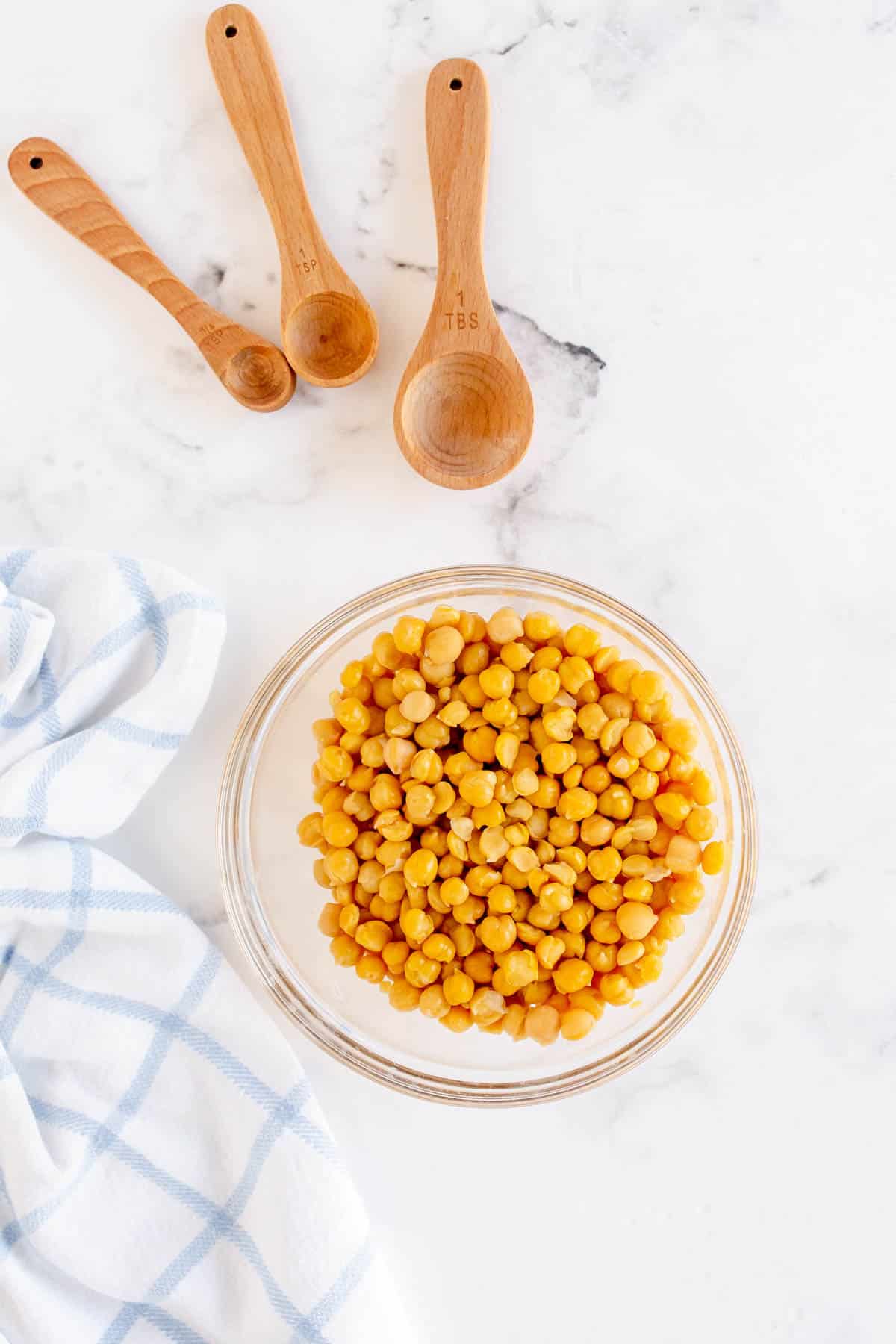 How to Remove the Shells from Chickpeas (aka Garbanzo Beans) - Kylee Cooks