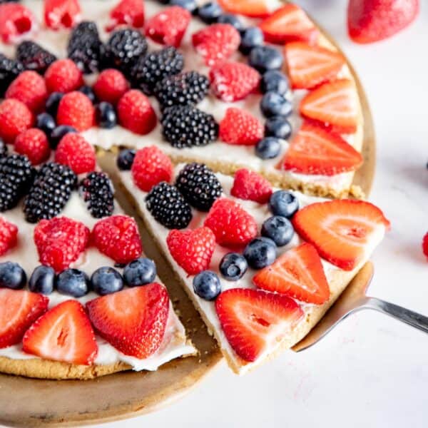 Sugar Cookie Pizza (with Summer Berries) - Kylee Cooks